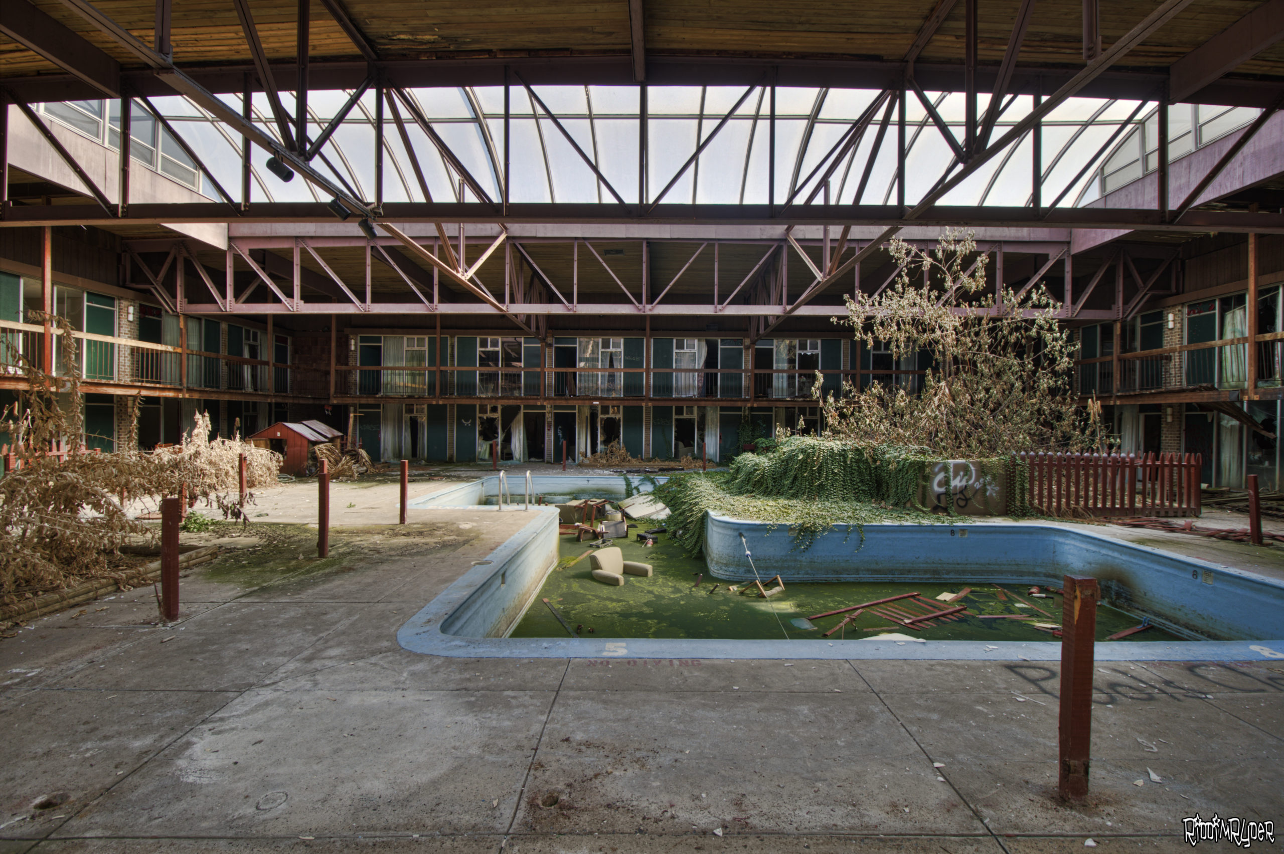 Abandoned Days Inn Hotel - Abandoned Urban Exploring & Urbex Photography